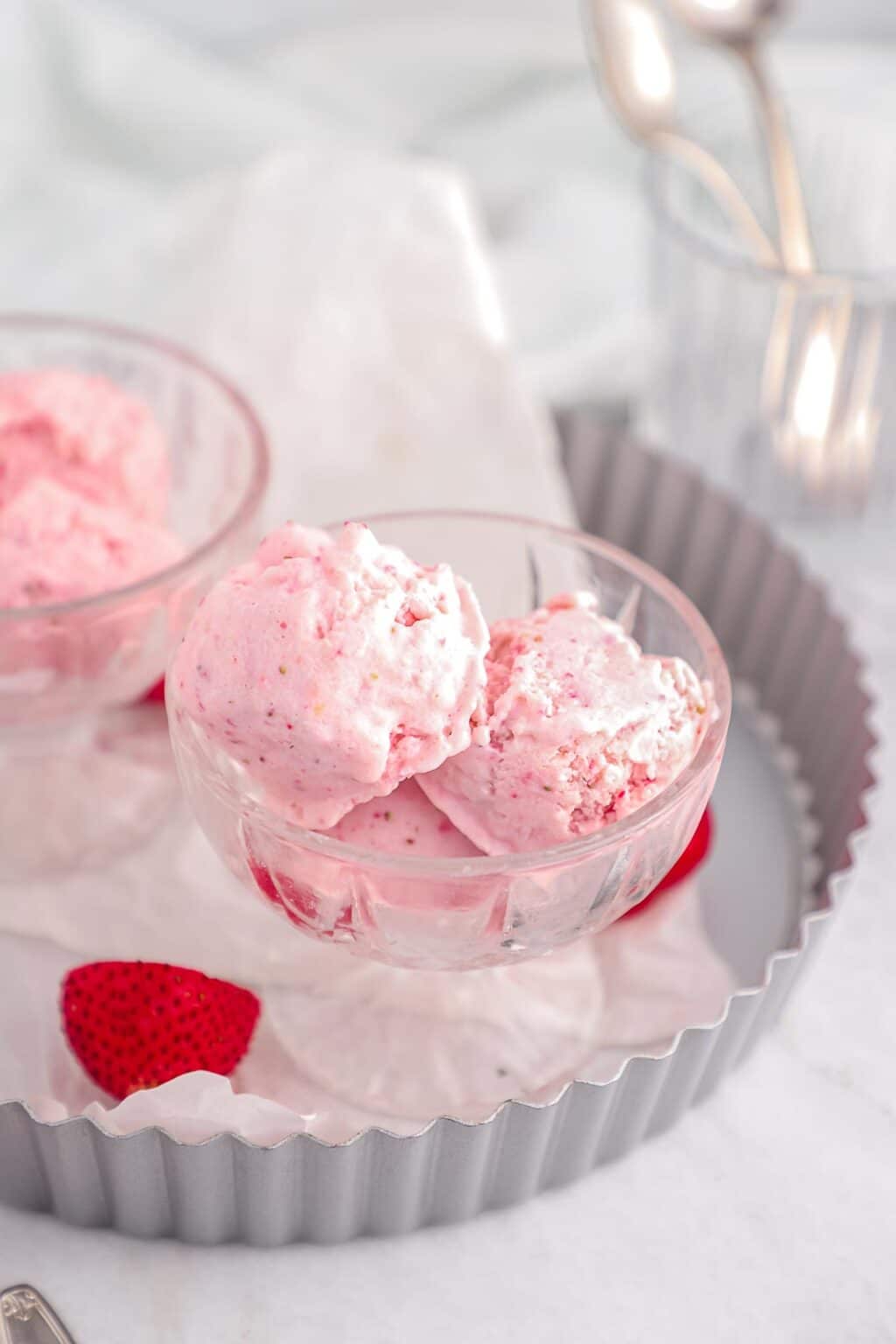 3 Ingredient Strawberry Frozen Yogurt